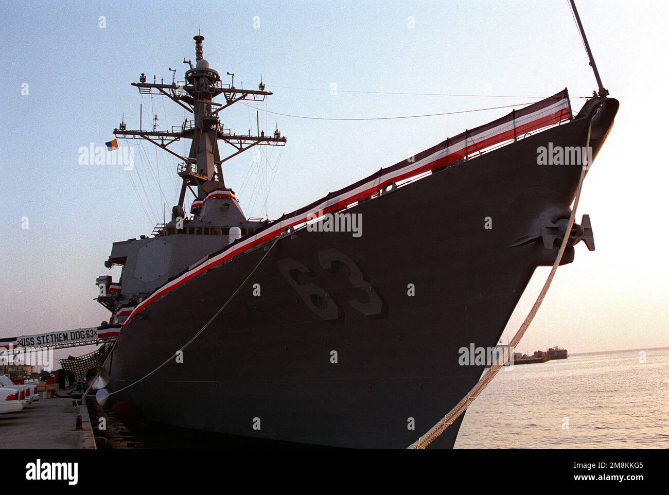A starboard bow view of the guided missile destroyer USS STETHEM (DDG ...