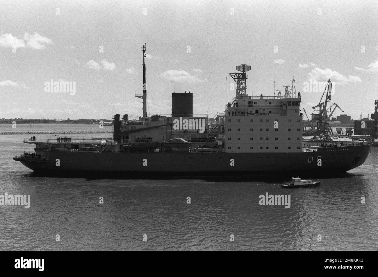A starboard beam view of the Argentinian Navy icebreaker Almirante ...