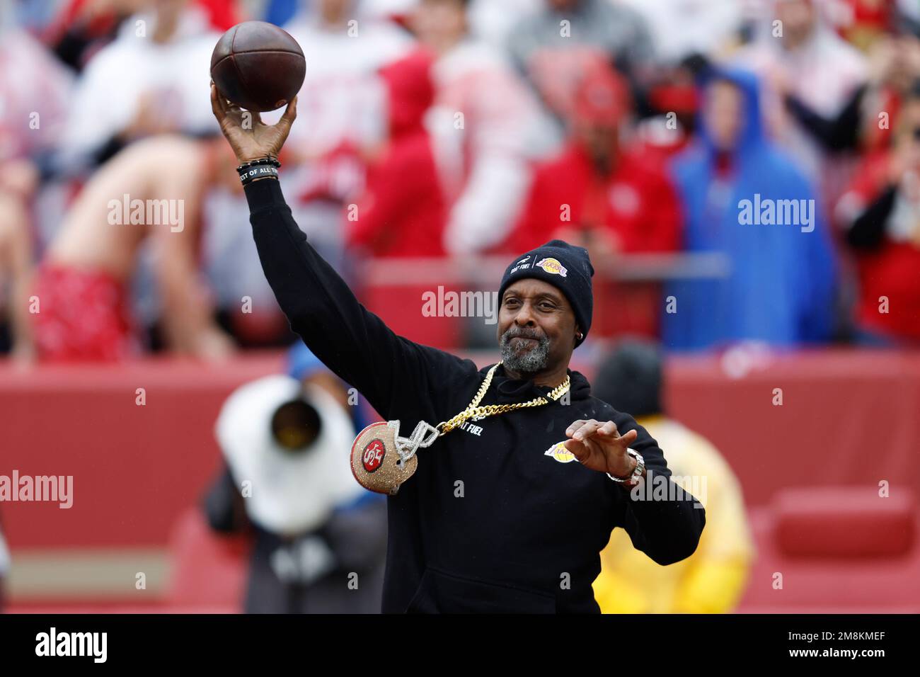Former San Francisco 49ers wide receiver Jerry Rice throws a pass ...
