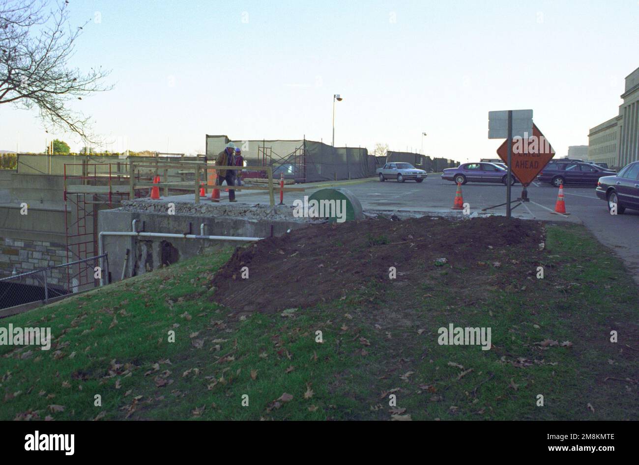 Renovation of the Pentagon building. Construction workers at exterior ...