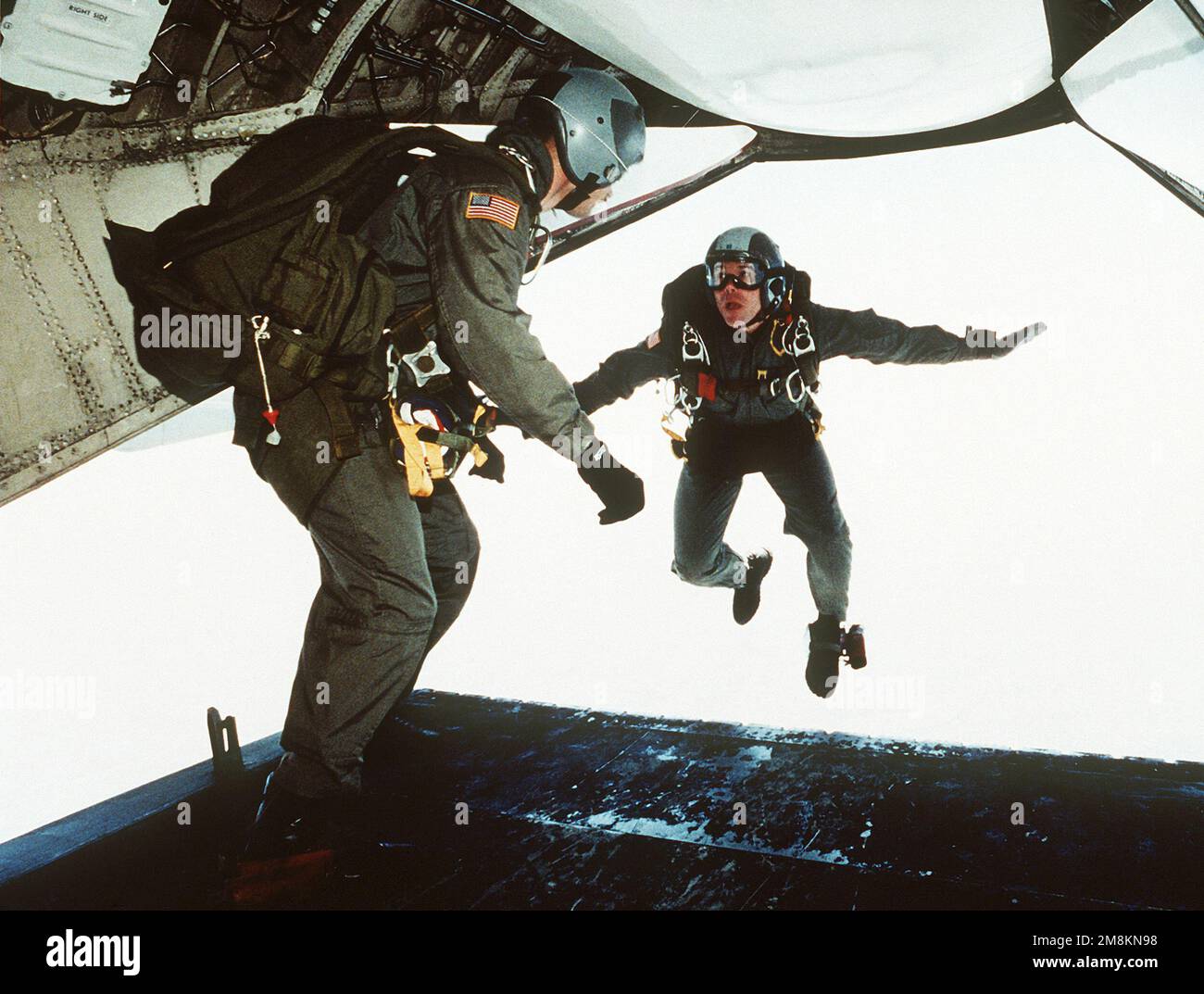 Paratrooper aircraft hi-res stock photography and images - Alamy