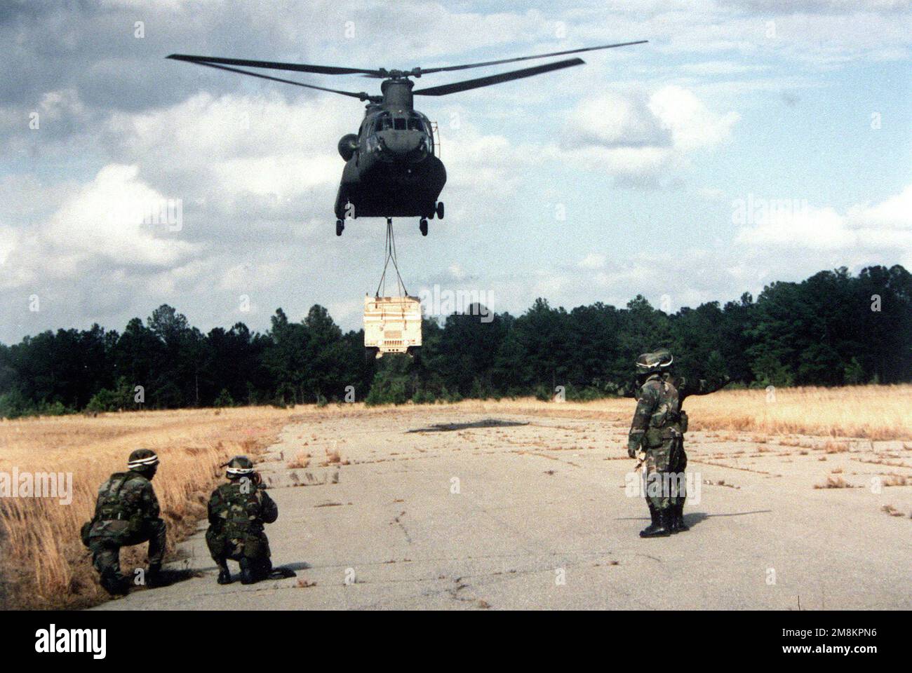 A CH-47 Chinook sling loads a High-Mobility Multipurpose Wheeled ...