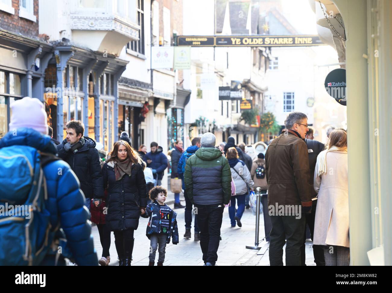 Christmas shopping on medieval Stonegate, in York, in Yorkshire, UK ...