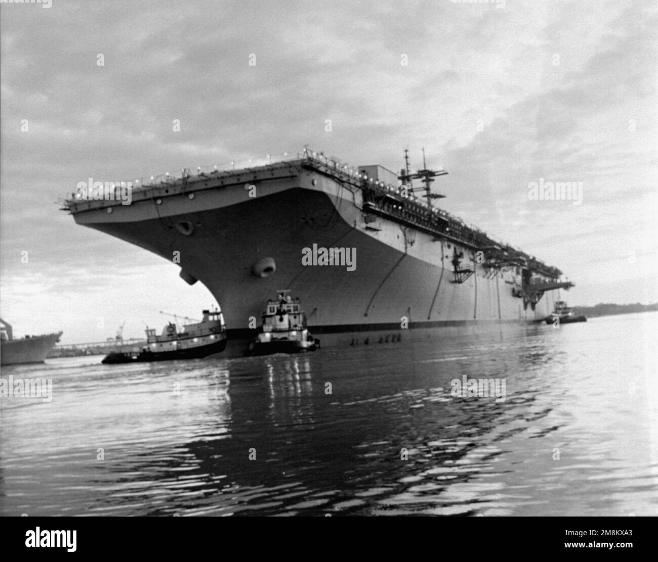 Uss bataan amphibious assault Black and White Stock Photos & Images - Alamy