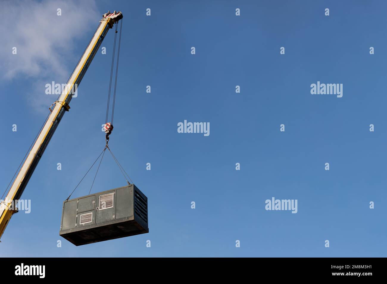 Crane lifting heavy hi-res stock photography and images - Alamy