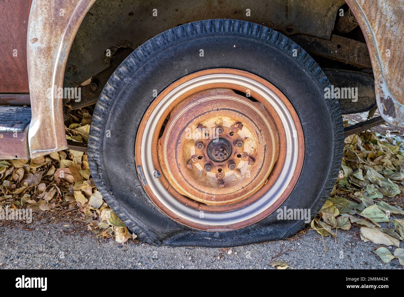 Antique tire and rim hi-res stock photography and images - Alamy