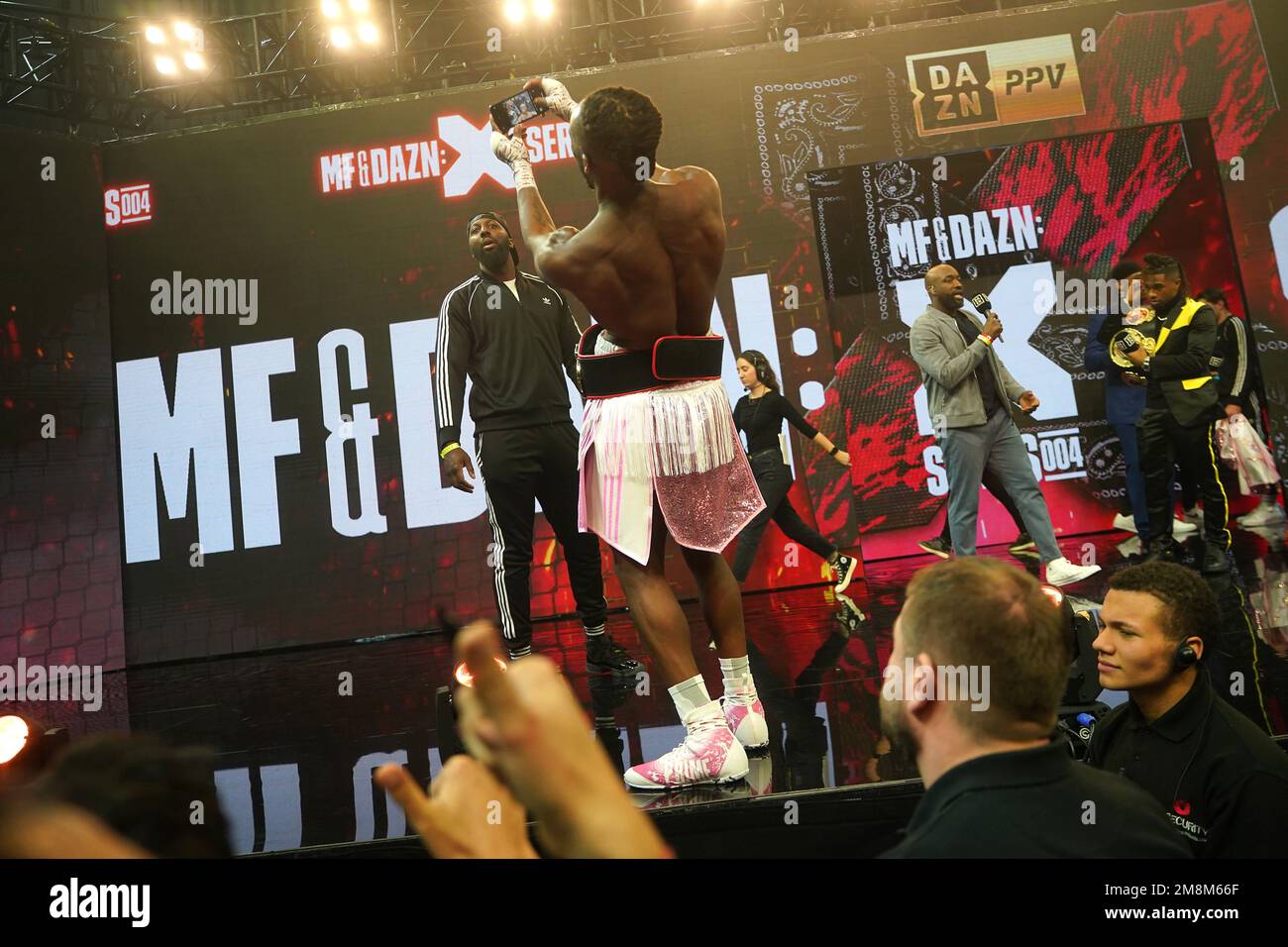 Wembley arena boxing crowd hi-res stock photography and images - Alamy
