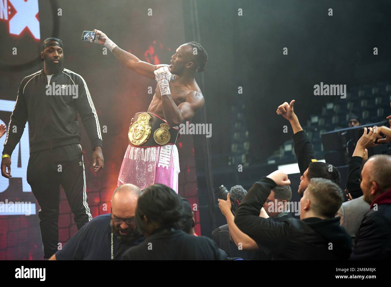 Wembley arena boxing crowd hi-res stock photography and images - Alamy