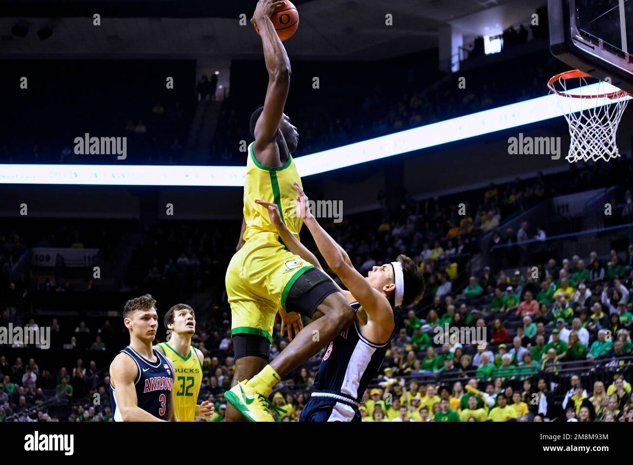 Oregon center N'Faly Dante dunks over Arizona guard Kerr Kriisa, right ...