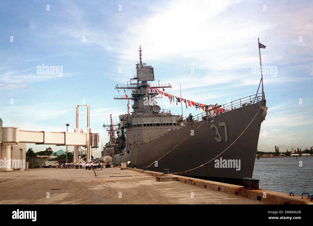 Starboard bow view of the nuclear-powered guided missile cruiser USS SOUTH CAROLINA (CGN-37 ...