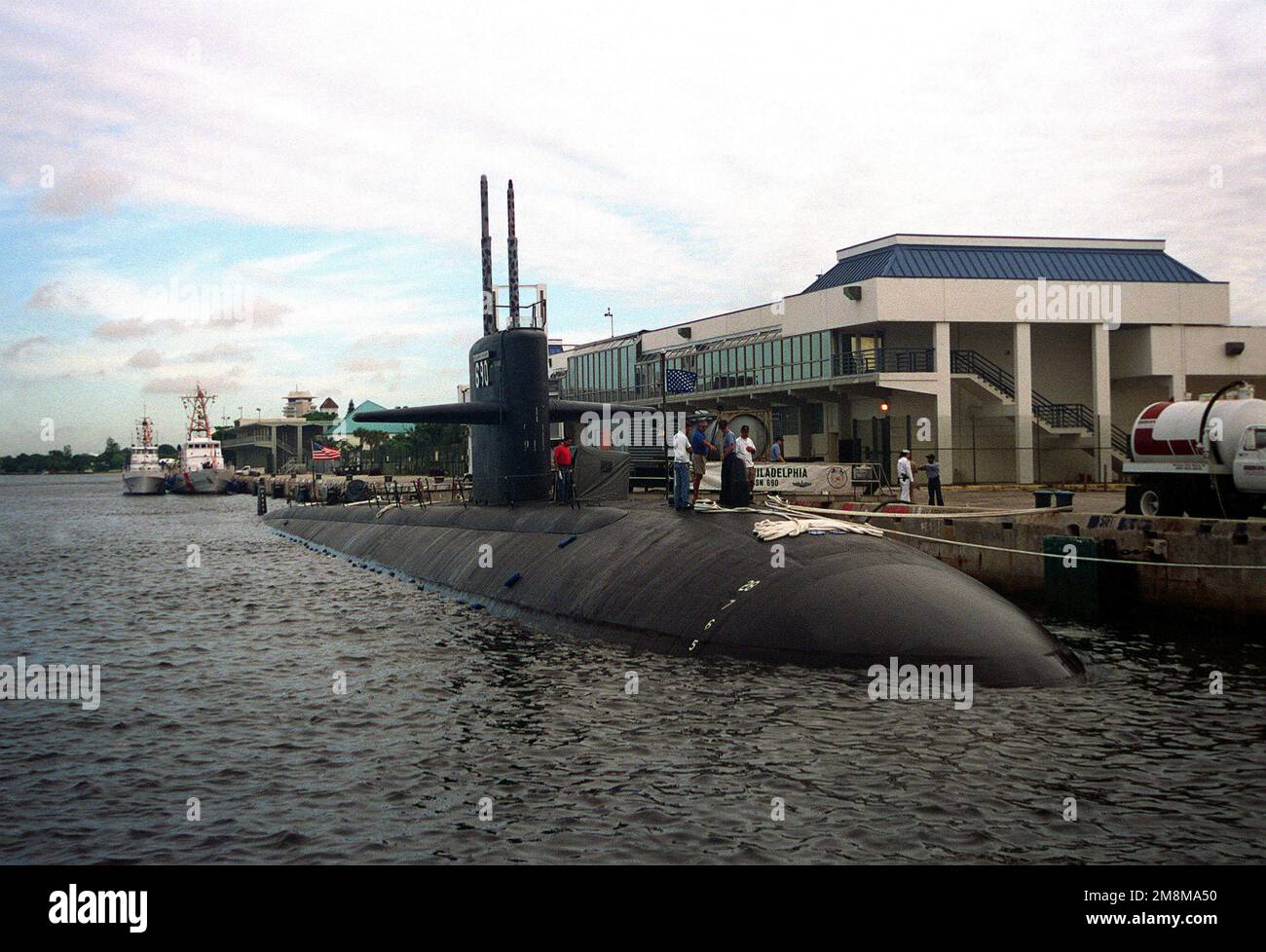 Starboard bow view of the nuclear-powered attack submarine USS ...