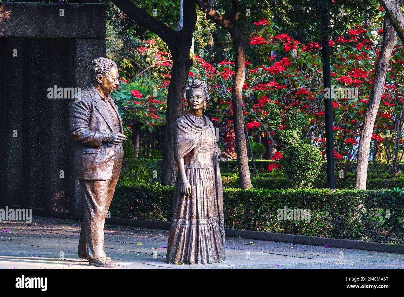 Bronze statues of Mexican artist Frida Kahlo and her husband Mexican ...