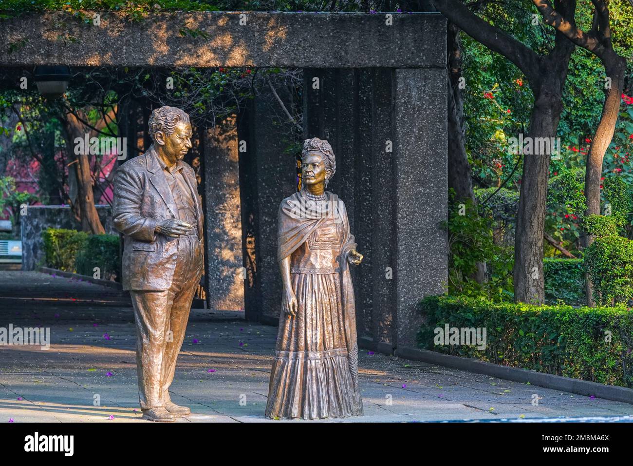 Bronze statues of Mexican artist Frida Kahlo and her husband Mexican ...