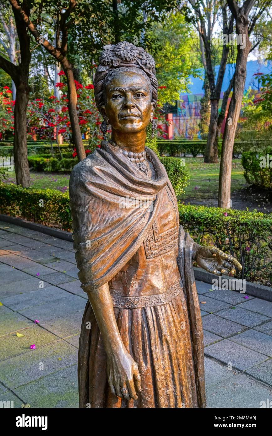Bronze statue of Mexican artist Frida Kahlo by sculptor Gabriel ...