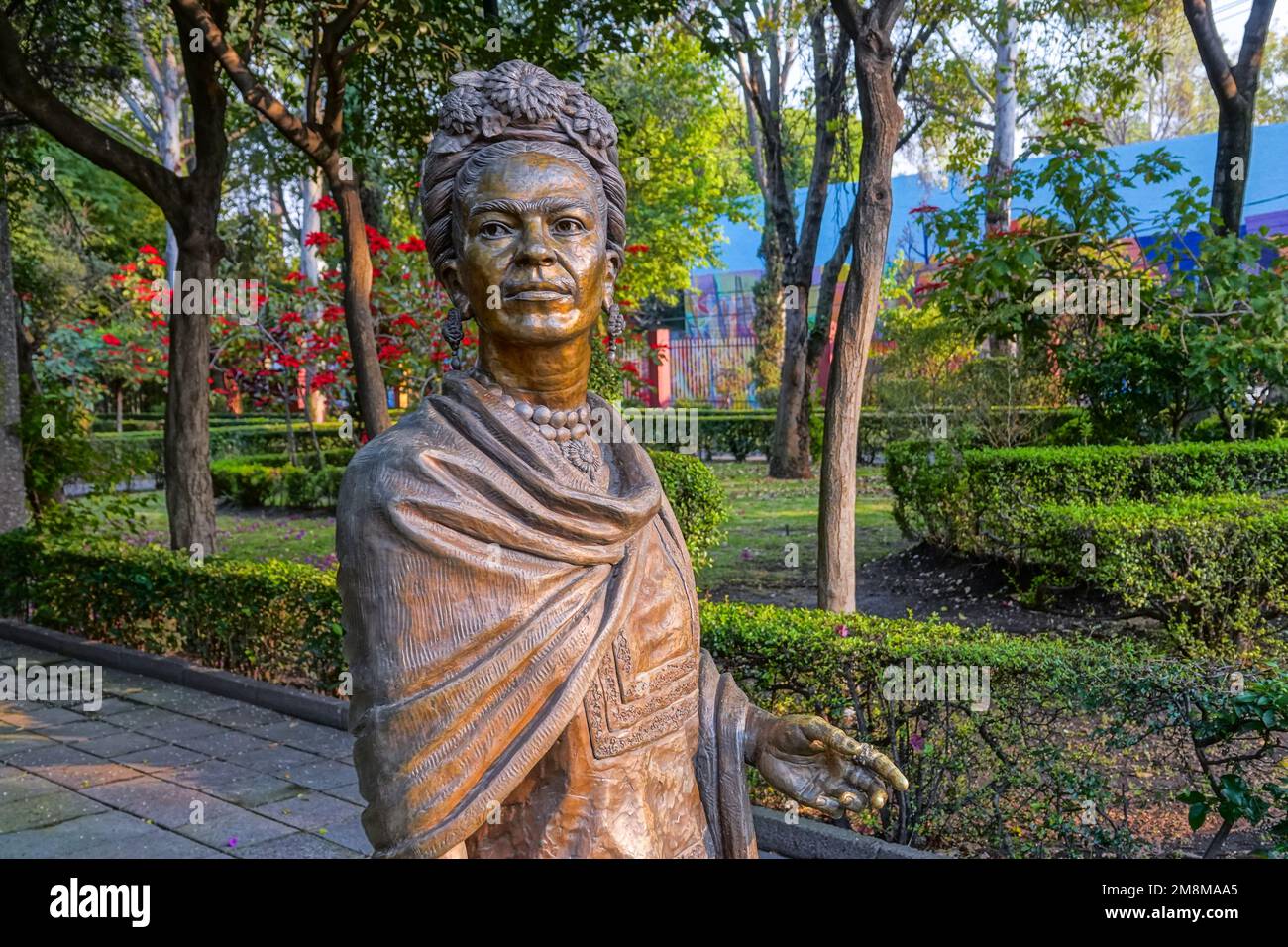 Bronze statue of Mexican artist Frida Kahlo by sculptor Gabriel ...