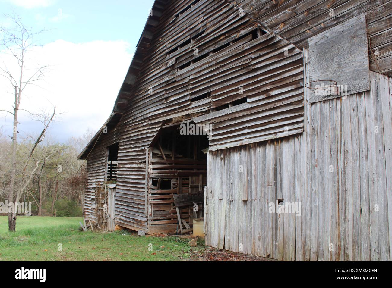 Weathered old barn wall with basketball hoop Stock Photo - Alamy