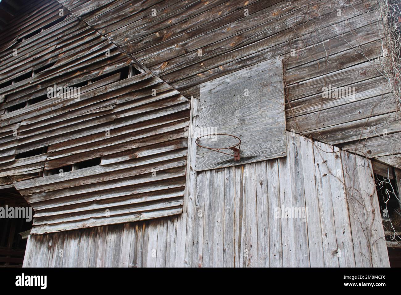 Weathered old barn wall with basketball hoop Stock Photo - Alamy