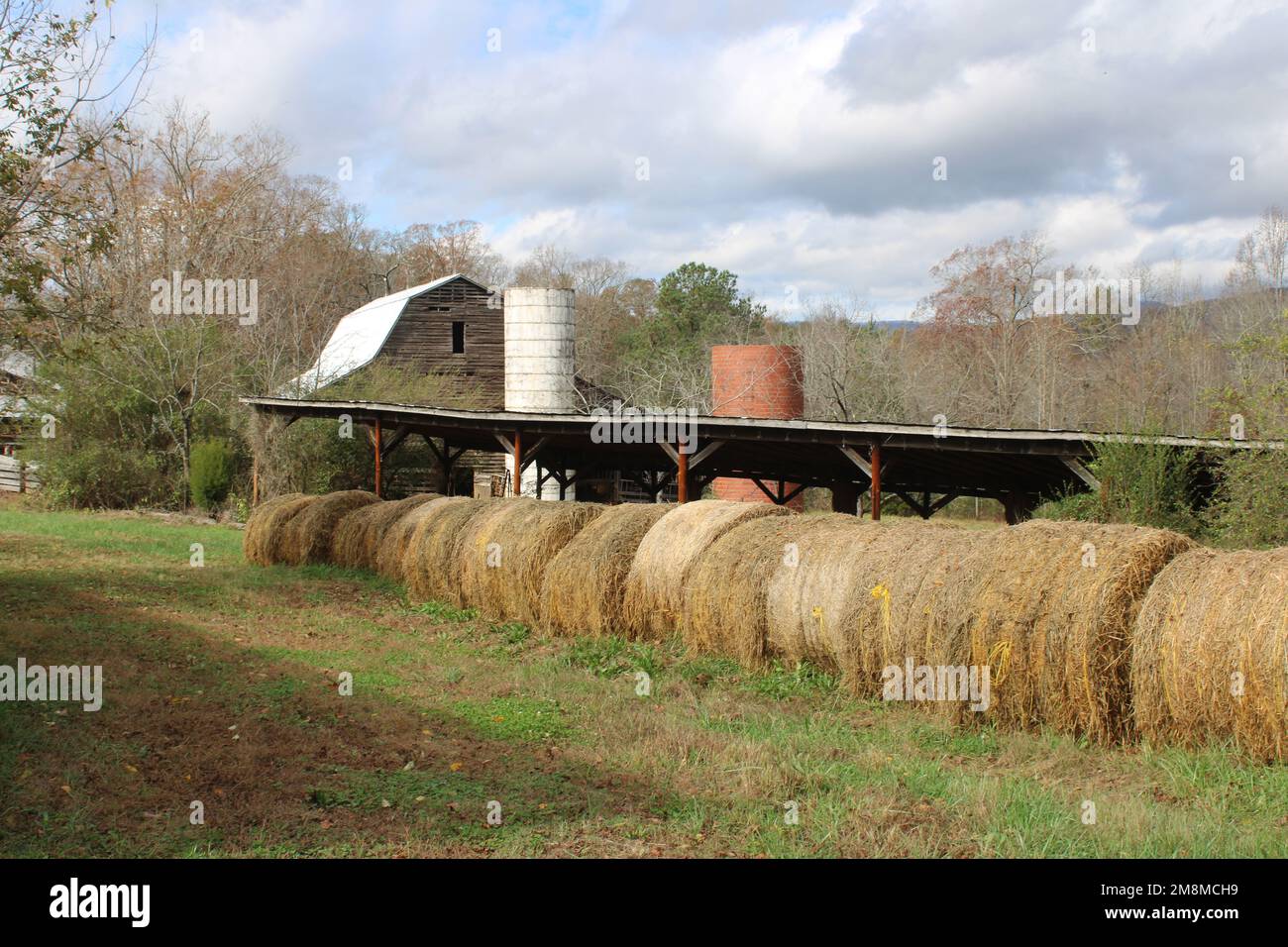 Old hay barns hi-res stock photography and images - Alamy