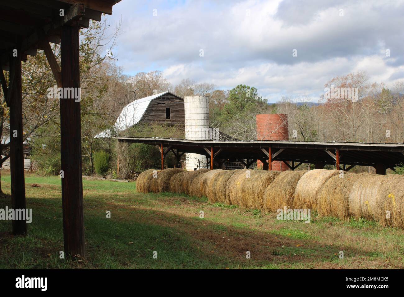 Old hay barns hi-res stock photography and images - Alamy