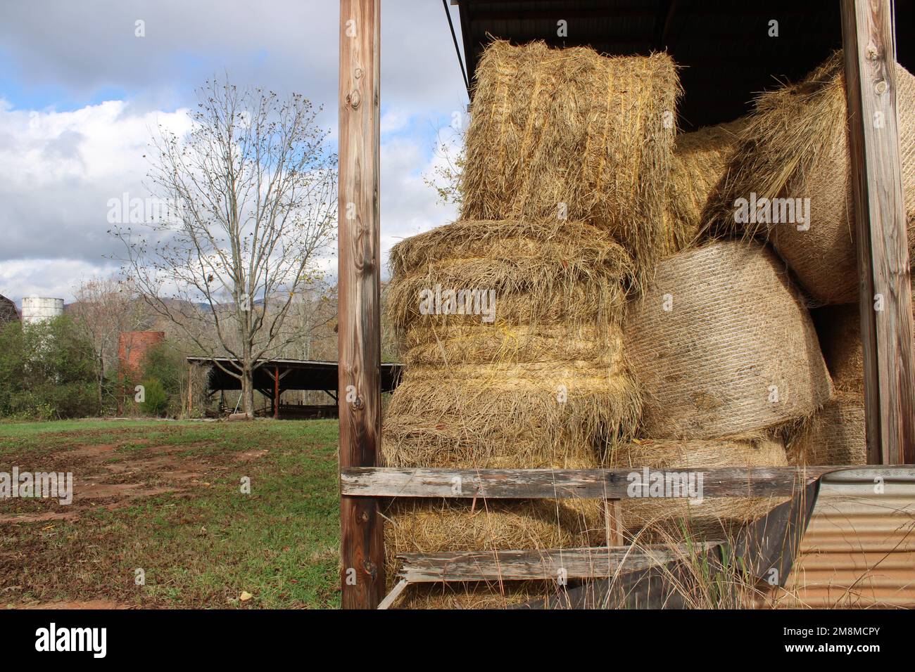 Straw bale stacks hi-res stock photography and images - Alamy