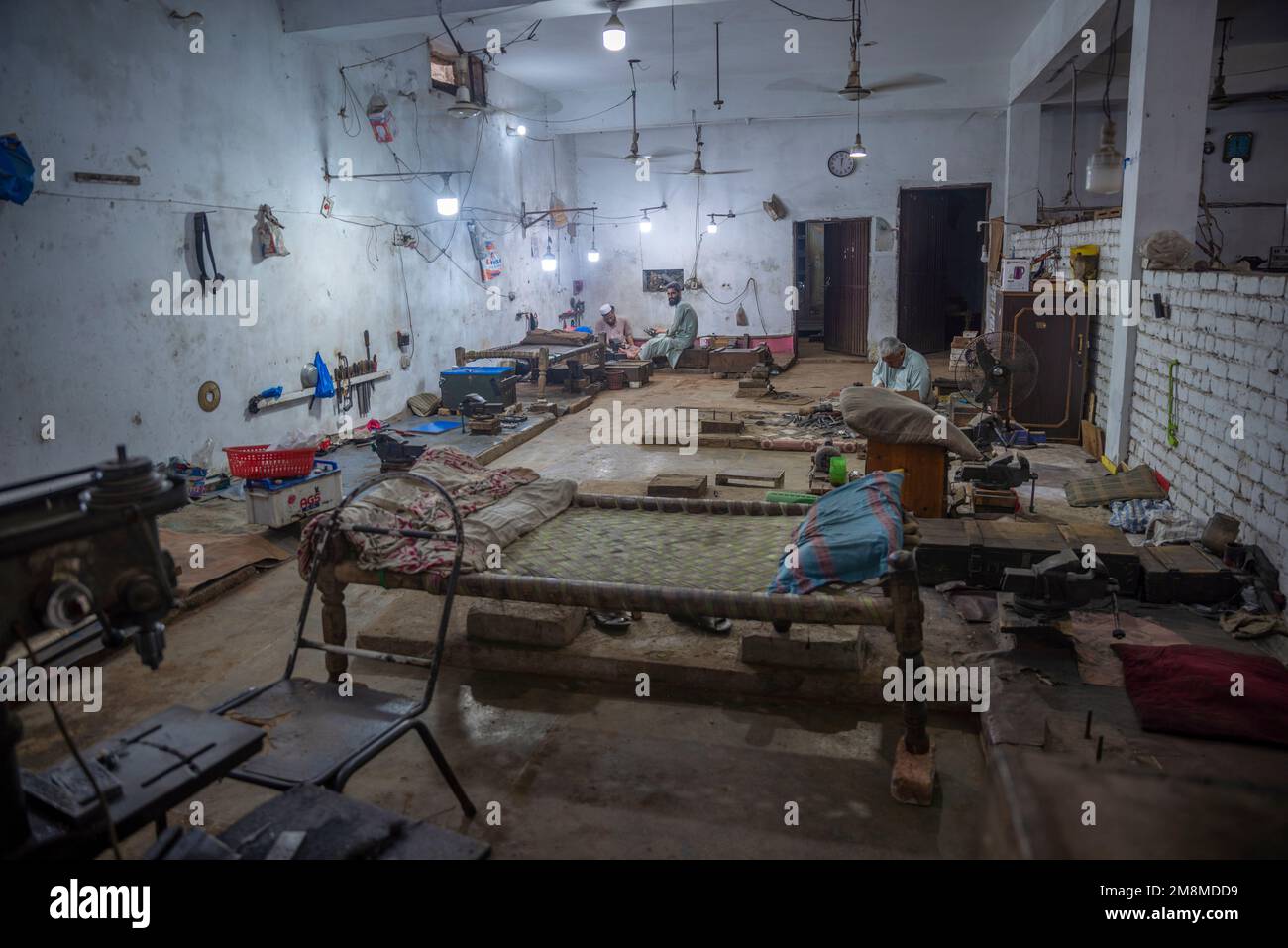 Small private weapon factory, Peshawar, Pakistan Stock Photo - Alamy