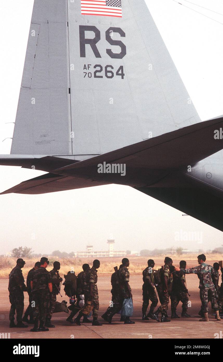 A U.S. Air Force STAFF Sergeant assists Mali Army troops from the ...