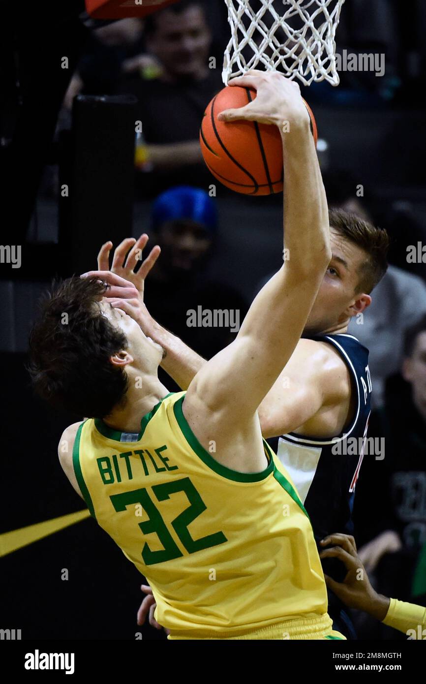 Arizona forward Azuolas Tubelis (10) gets a hand on the face of Oregon ...