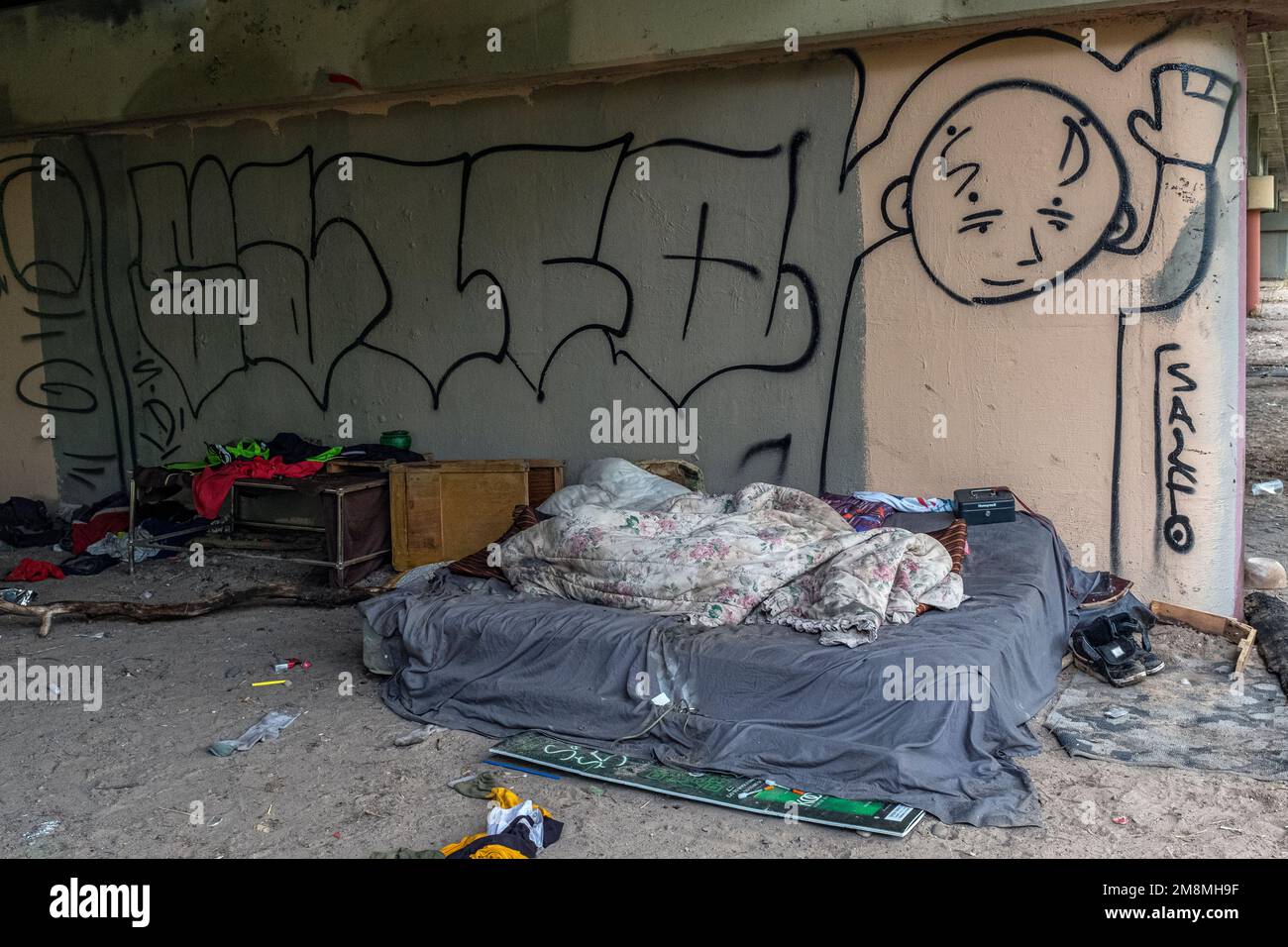 Living under bridge boulevard hi-res stock photography and images - Alamy