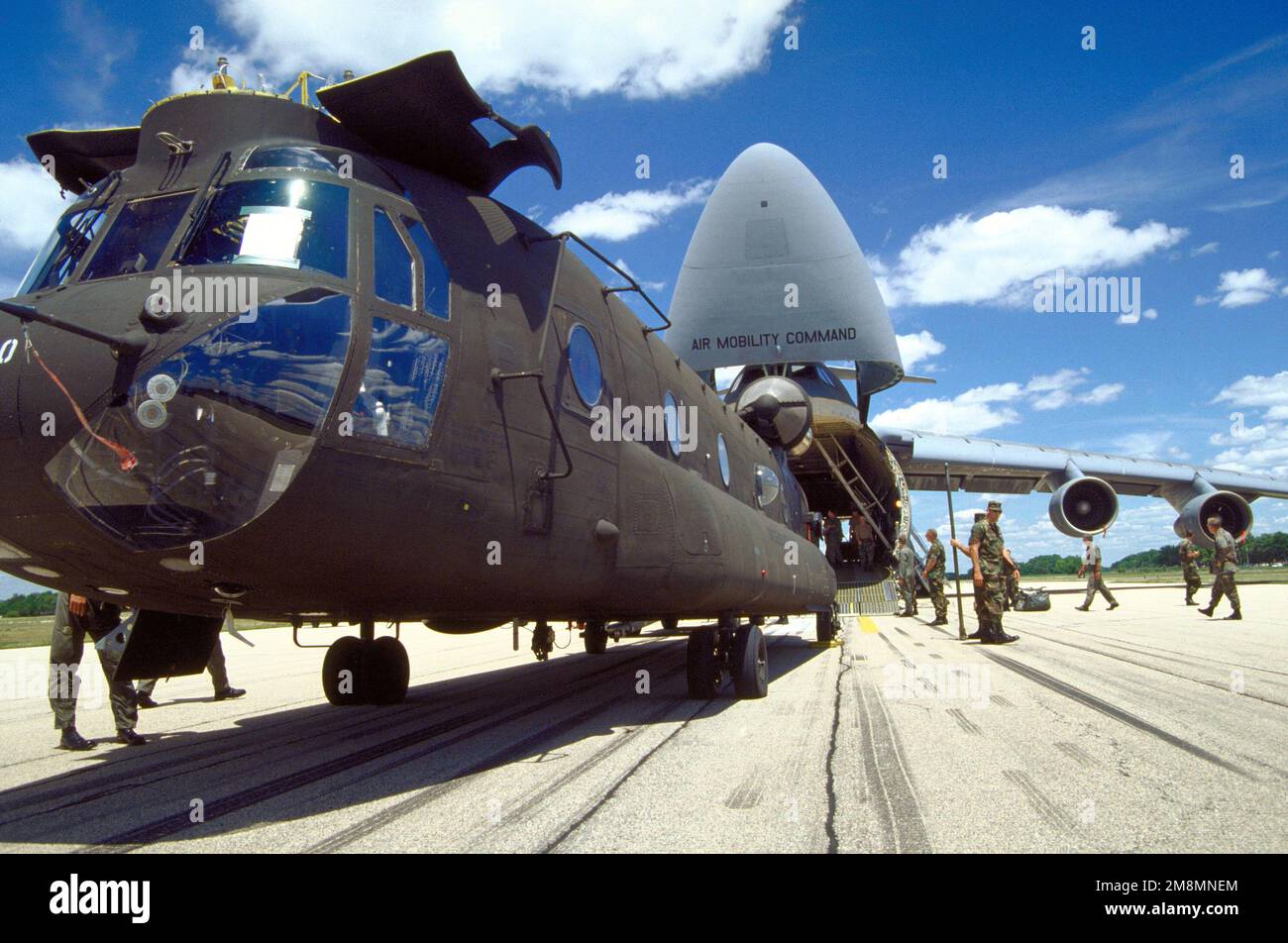An Army National Guard CH-47D Chinook helicopter from Detachment 1 ...