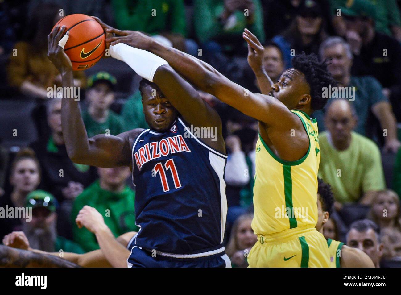 Arizona center Oumar Ballo (11) is pressured by Oregon guard Jermaine ...