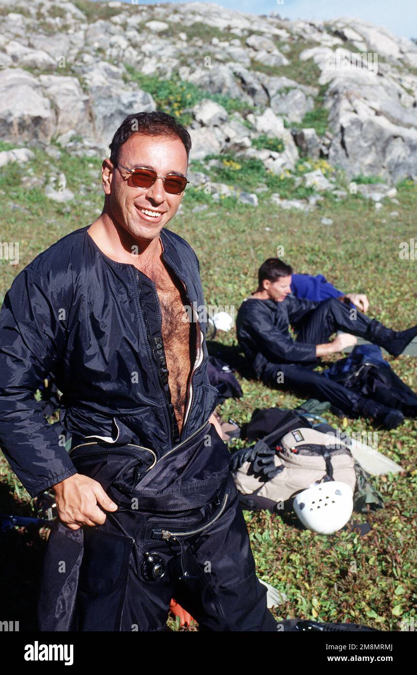 Naval Explosive Ordnance DIsposal Mobile Unit 7 technicians Signalman ...