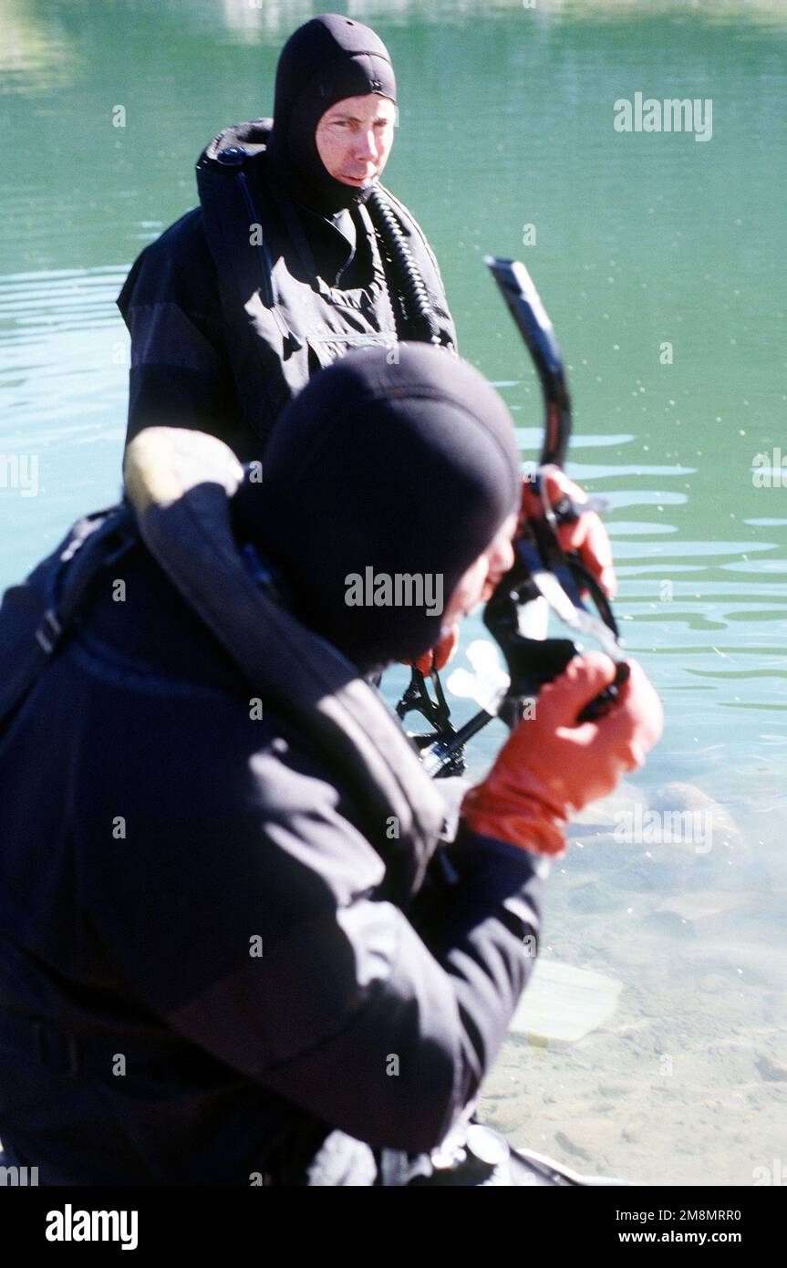 Naval Explosive Ordnance Disposal Mobile Unit 7 technicians Signalman ...