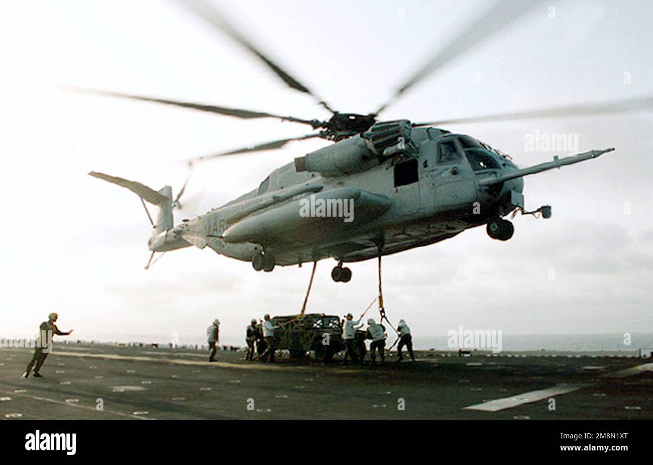 A Helicopter Support Team from Marine Helicopter Medium Squadron 264 ...