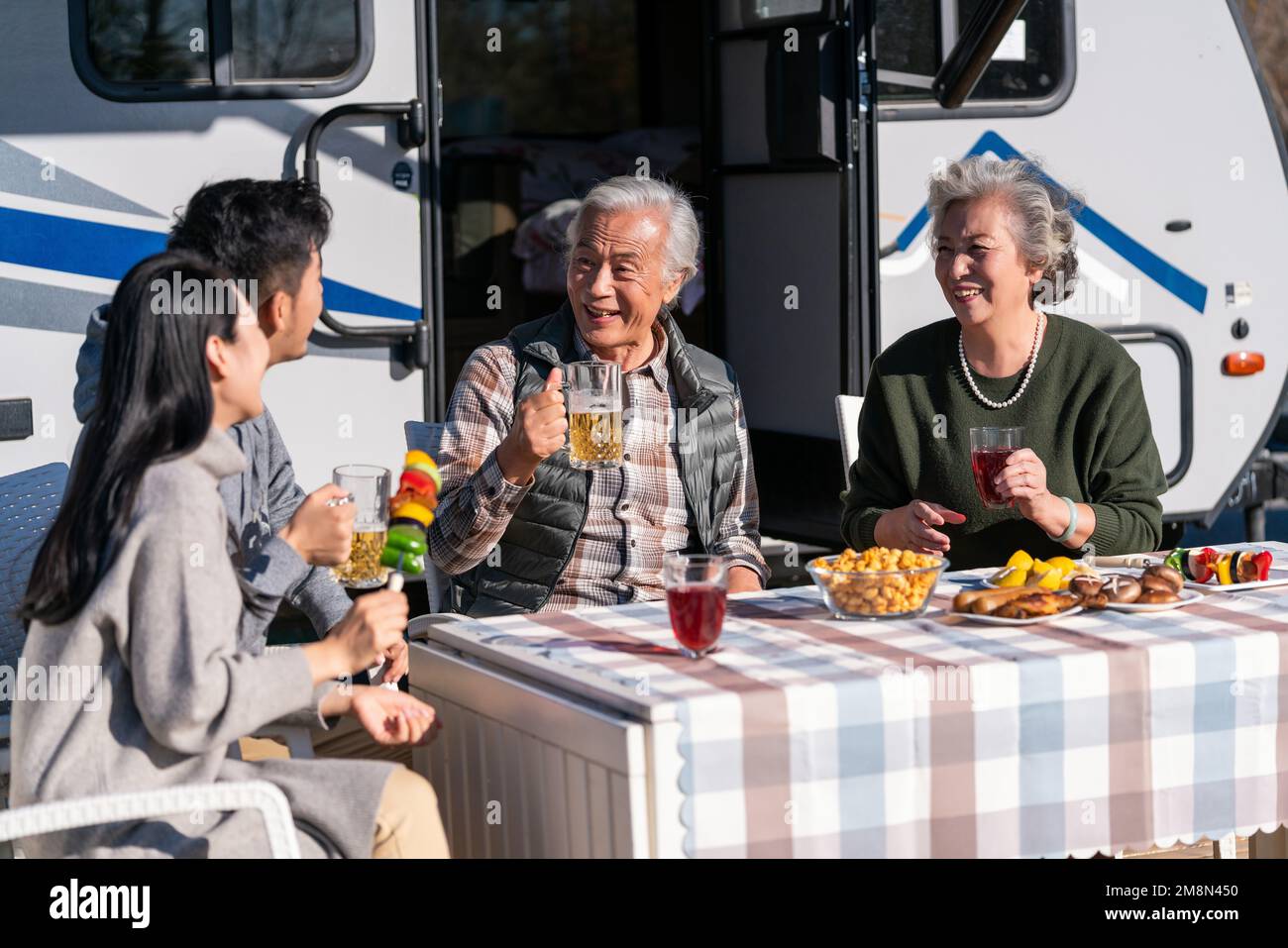 Family snacks in car hi-res stock photography and images - Alamy