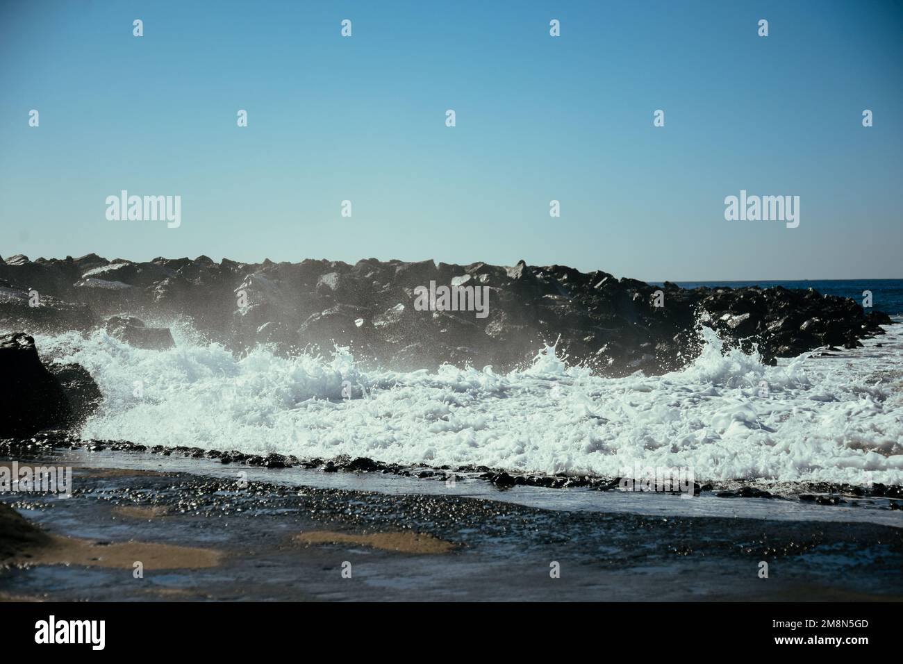 Ocean waves hits the rock hi-res stock photography and images - Alamy