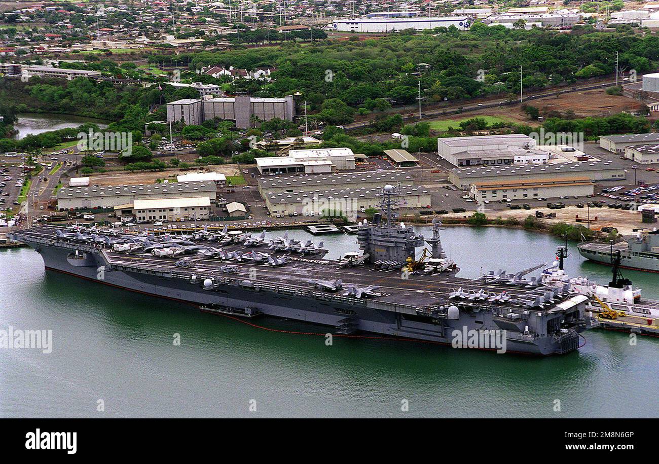 The nuclear-powered aircraft carrier USS CARL VINSON (CVN-70) arrives ...