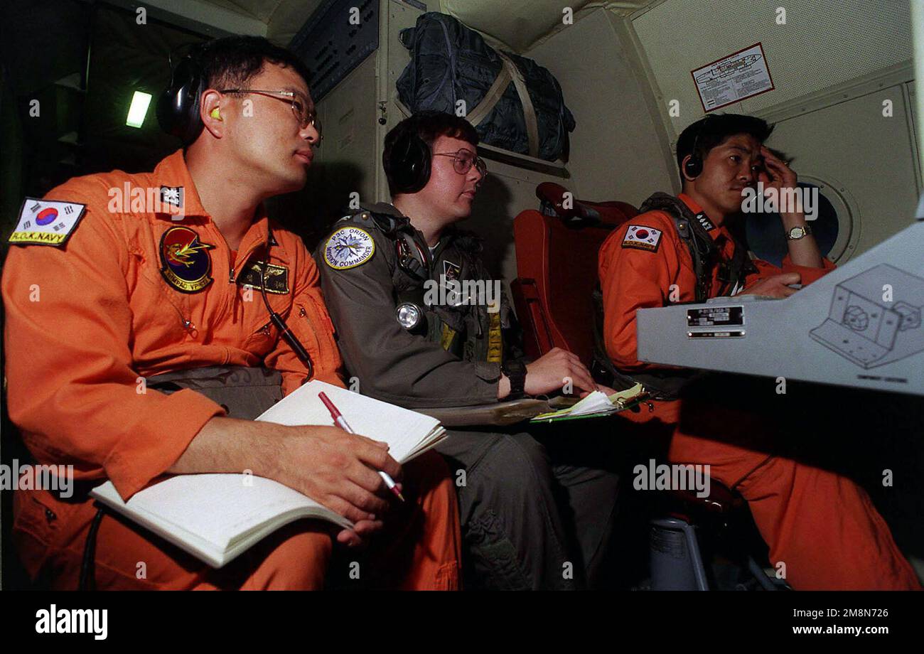 During exercise RIMPAC '98, South Korean and American flight crews work ...
