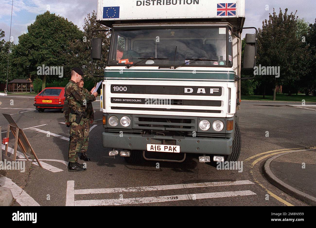 Suffolk County, England. USAF STAFF Sergeant Danny Albert (left), a ...