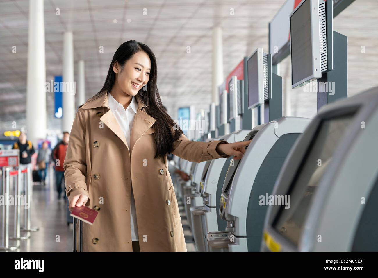 Business women use vending machine at the airport Stock Photo - Alamy
