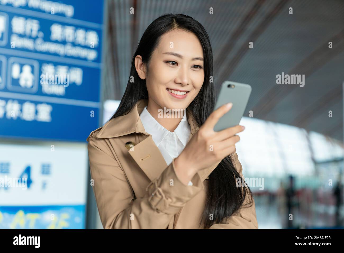Business woman make a phone call at the airport Stock Photo - Alamy