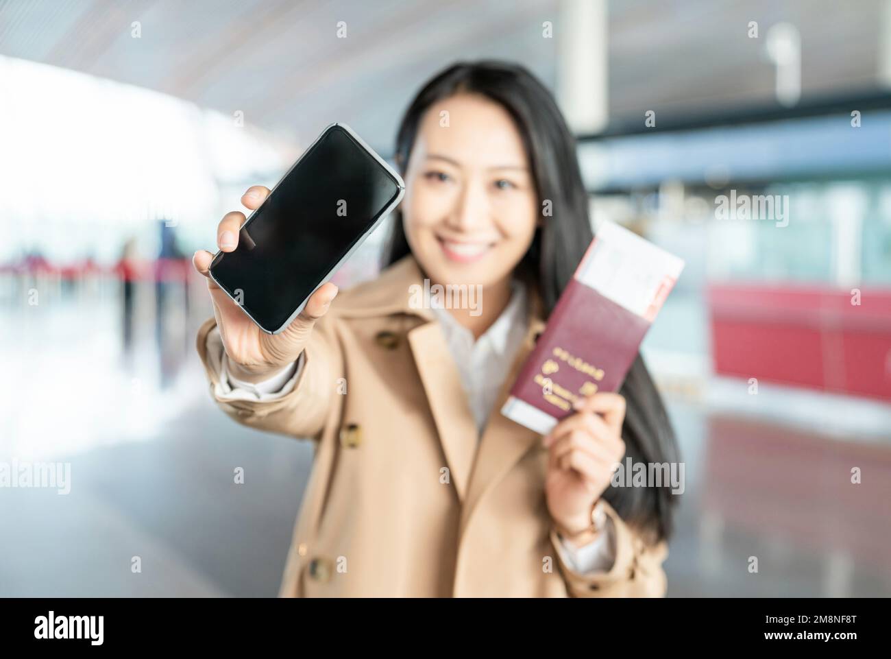 Young business woman show a mobile phone Stock Photo - Alamy