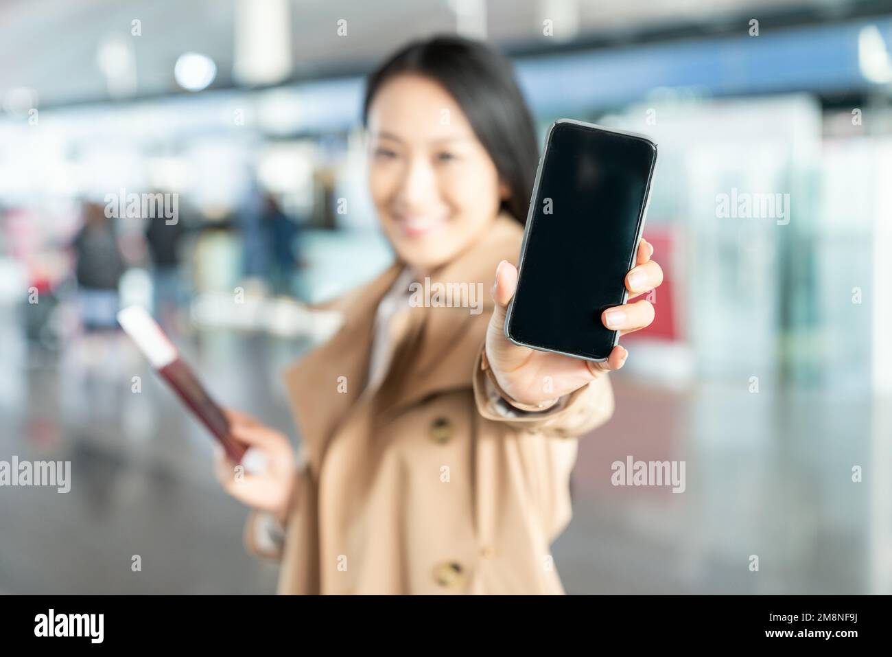 Young business woman show a mobile phone Stock Photo - Alamy