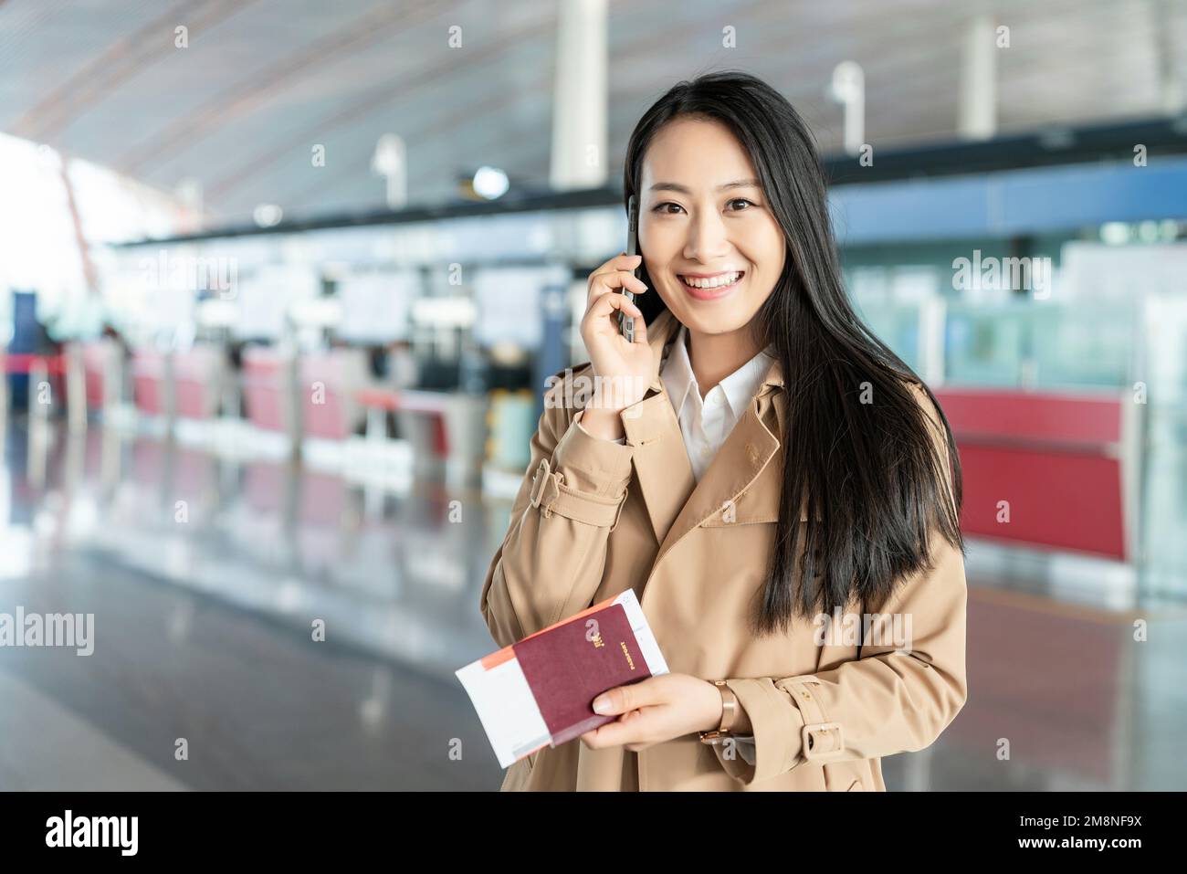 Business woman make a phone call at the airport Stock Photo - Alamy