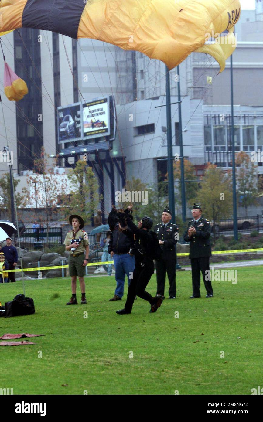 US Army Lieutenant General John M. Pickler (Right), CHIEF of STAFF ...