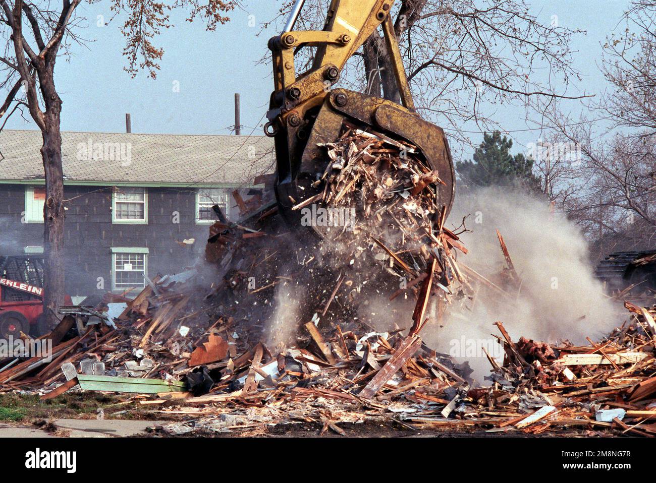 A left profile view of only the claw apparatus on a Caterpillar ...