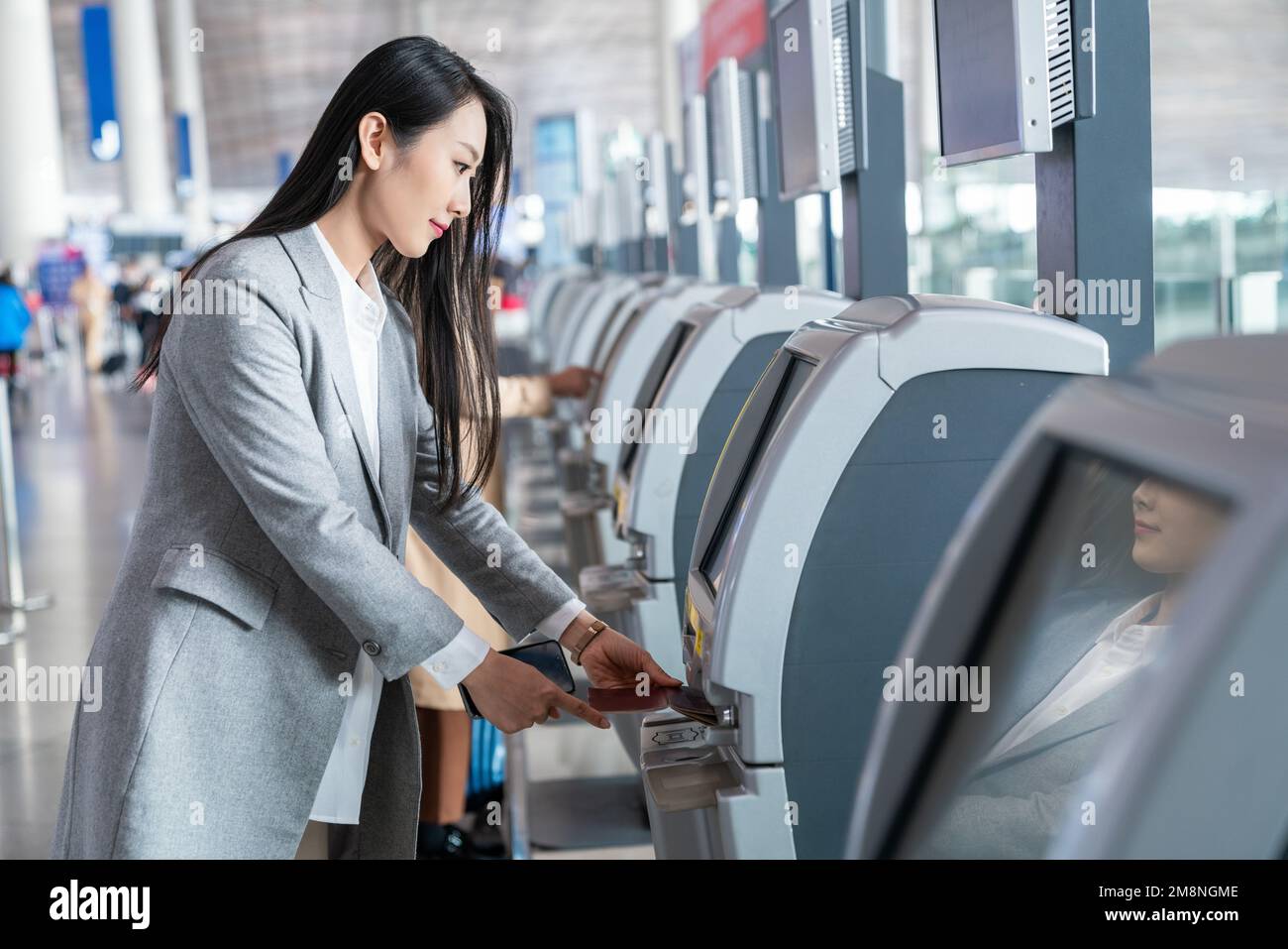 Business women use vending machine at the airport Stock Photo - Alamy