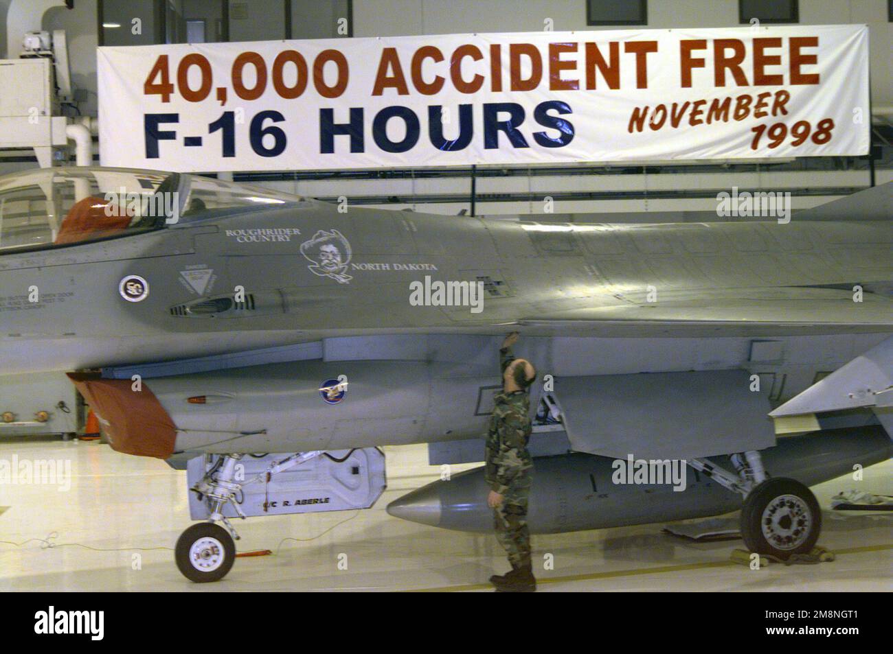 The 119th Fighter Wing F-16 Fighting Falcon aircraft crewchief US Air ...