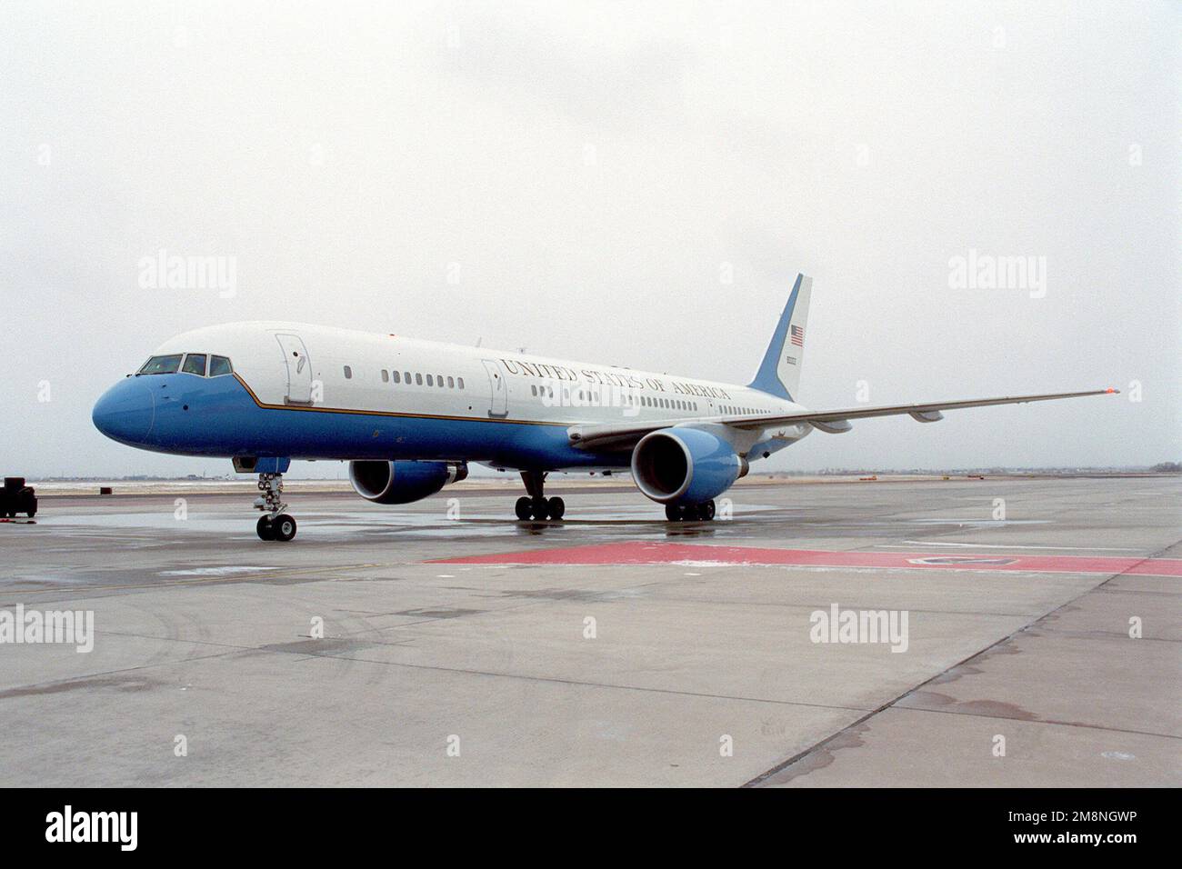 C 32 aircraft hi-res stock photography and images - Alamy