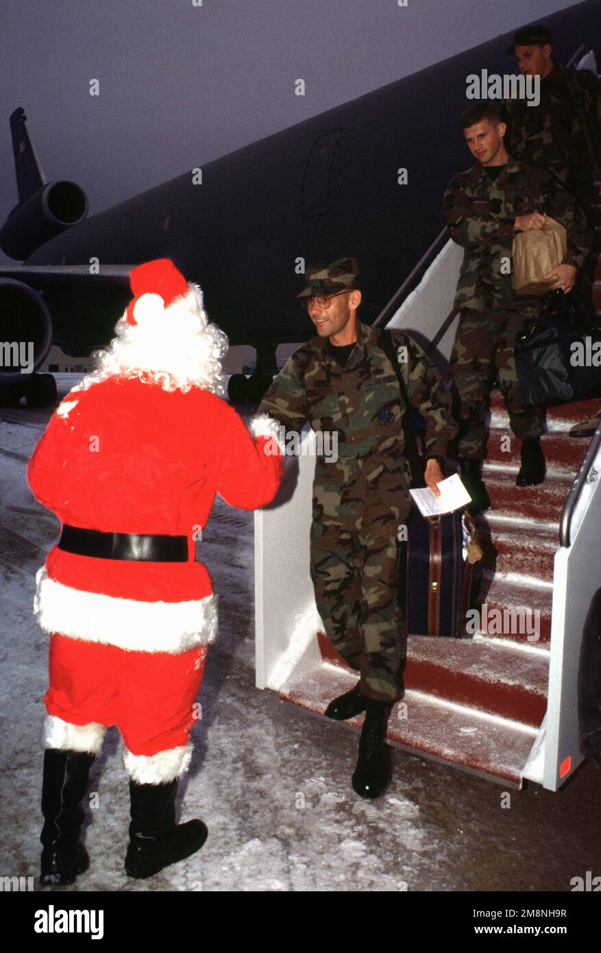 Santa greets USAF Airmen returning home from a deployment to Southwest ...
