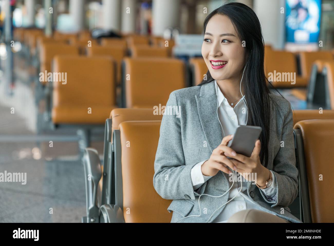 Business woman waiting at the airport Stock Photo - Alamy